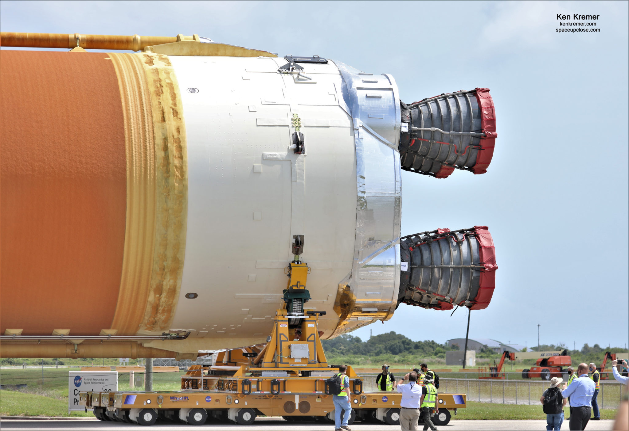 NASA’s 1st SLS Core Stage for Artemis 1 Moon Mission Rolls off Barge ...