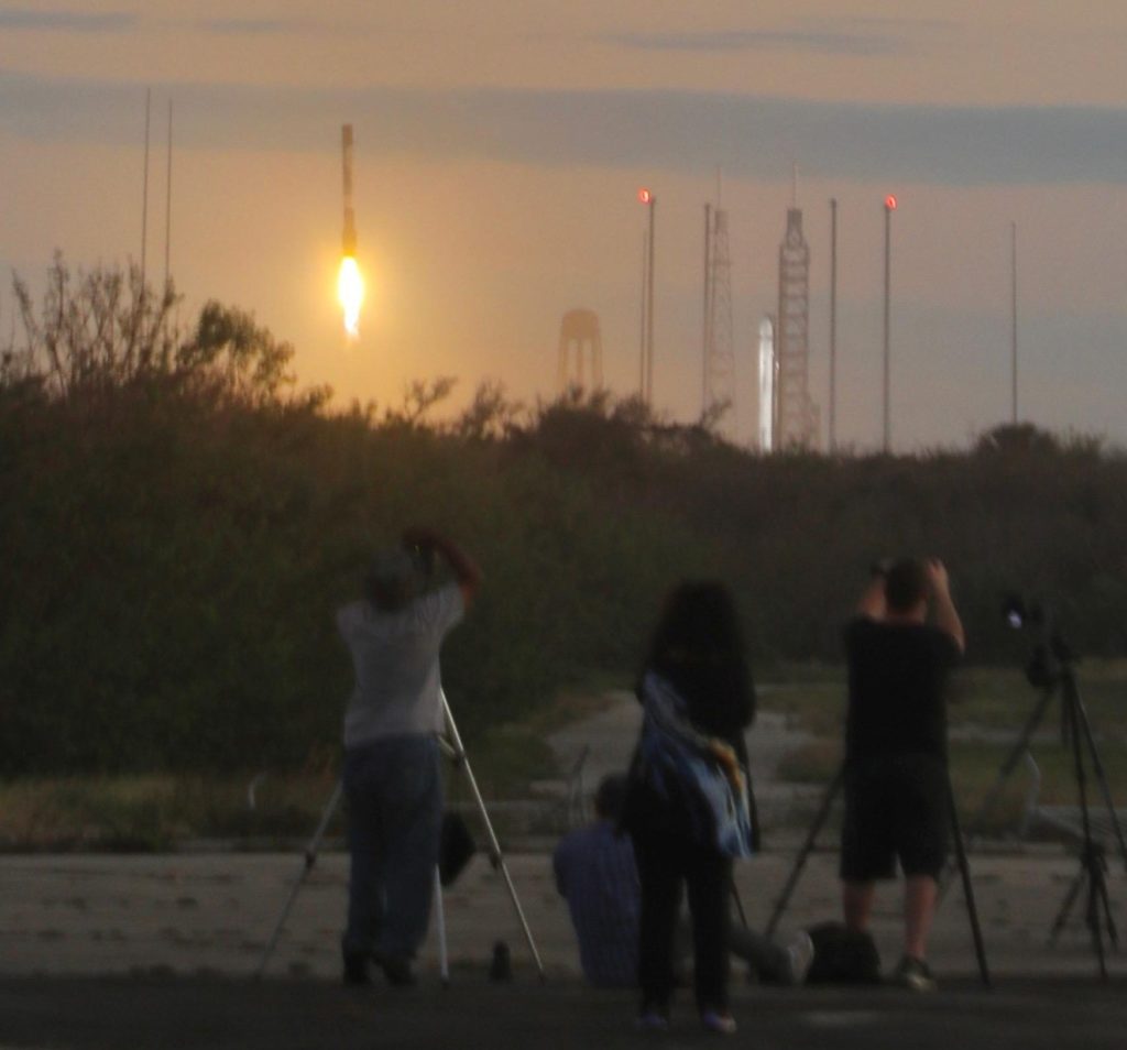 Spectacular Sunset Launch and Cape Landing on 1st SpaceX Mission for OneWeb Competitor: Photos ...